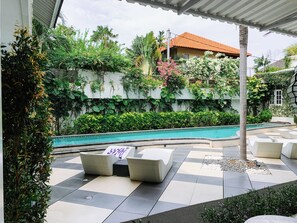 Piscina externa, espreguiçadeiras