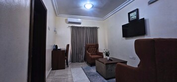 Suite Deluxe | Cofre no quarto, secretária 