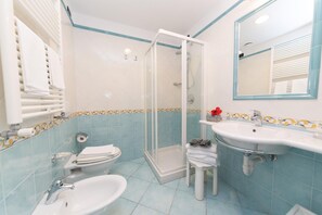 Quarto casal, terraço | Banheiro | Chuveiro, roupões de banho, bidê, toalhas de banho