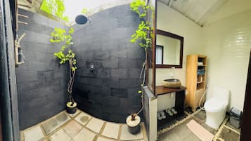 Quarto Superior | Casa de banho | Um polibã, chinelos, toalhas fornecidas, sabão