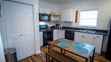 Apartamento (2 Bedrooms) | Cozinha privada | Um frigorífico, um micro-ondas, um forno, uma cafeteira/bule