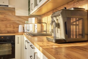 Apartment QUEEN | Cozinha privada | Geladeira, micro-ondas, cooktop, máquina de café expresso
