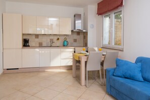 Apartamento superior, 2 quartos, ao lado da piscina (Ground Floor) | Cozinha privada | Geladeira, cooktop, cafeteira/chaleira, chaleira elétrica
