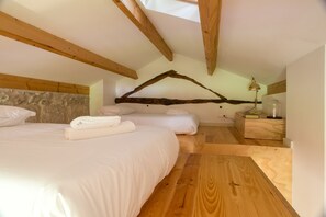 Apartamento tradicional, 1 quarto | Escrivaninha, ferros/tábuas de passar roupa, Wi-Fi de cortesia