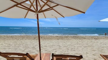 Na praia, praia de areia branca