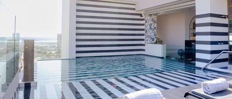 Piscina exterior, espreguiçadeiras