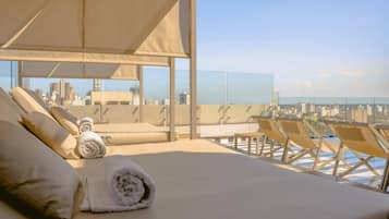 Piscina exterior, espreguiçadeiras