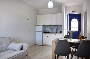 Apartment with Sea View | Cozinha privada | Um frigorífico/congelador grande, uma chaleira elétrica 