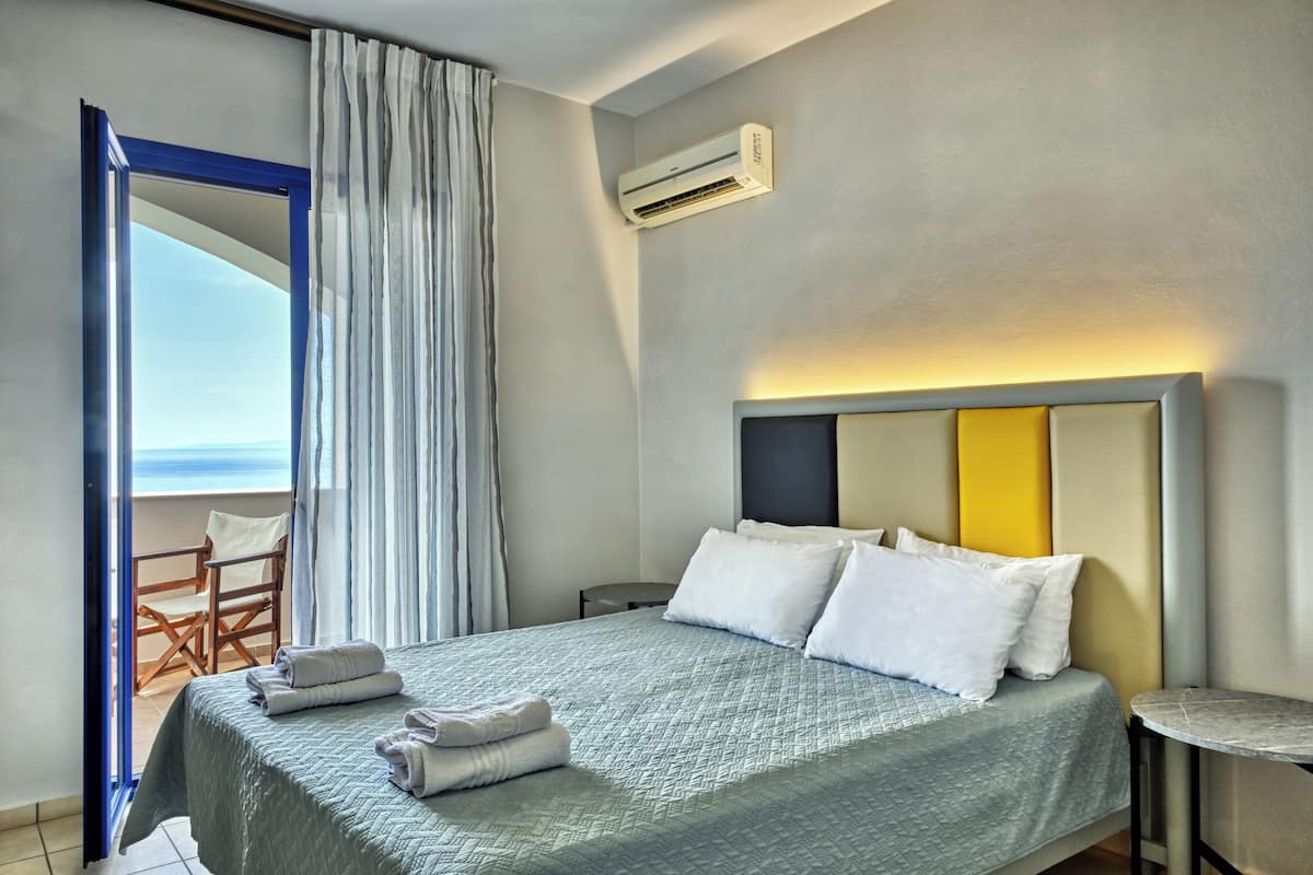 Apartment with Sea View | Cofres nos quartos, individualmente decorados