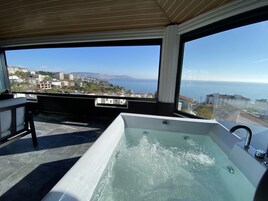 Penthouse Deluxe, vista para o mar | Minibar, Wi-fi grátis, roupa de cama fornecida 