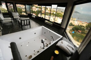 Penthouse Deluxe, vista para o mar | Minibar, Wi-fi grátis, roupa de cama fornecida 