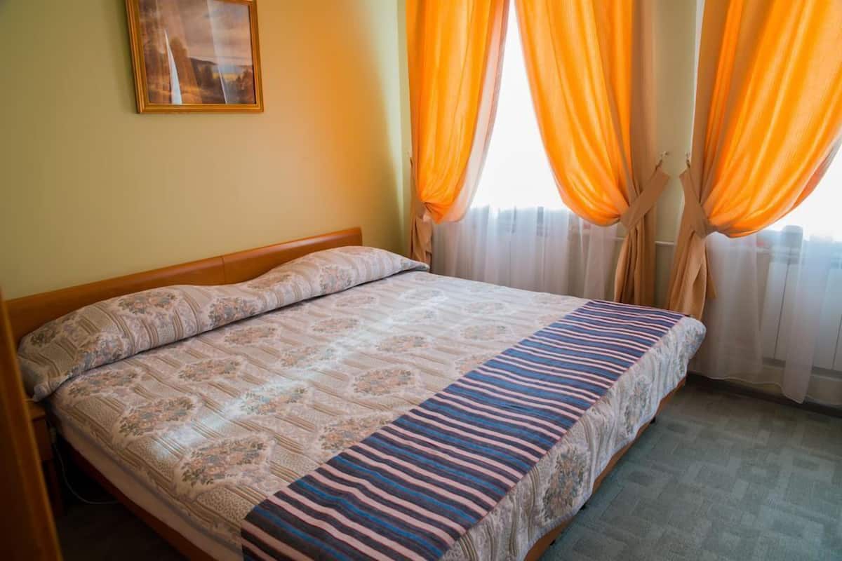 Quarto Duplo Básico | Roupa hipoalerg énica, minibar, cofre no quarto, secretária 