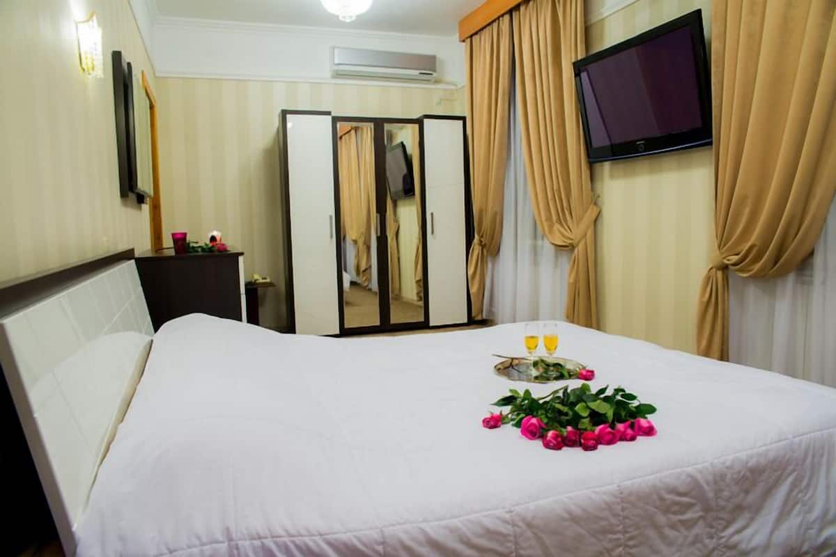 Suite | Roupa hipoalergénica, minibar, cofre no quarto, secretária 
