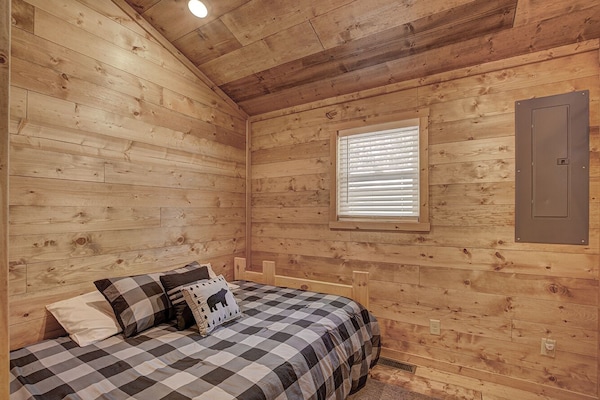 Up To 13 Bedrooms 5 Bathrooms Sleeps 38+ Send Inquiry For Pricing - Eagle River, WI