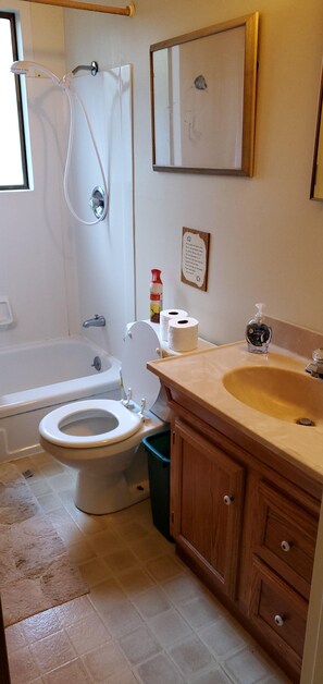 Cabine, várias camas (122 - Mutiny Bay Waterfront Cabin) | Casa de banho