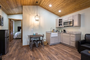 Cabana de Madeira Deluxe | Sala de estar | Televisor de 50 de polegadas com canais via satélite, lareira, livros 