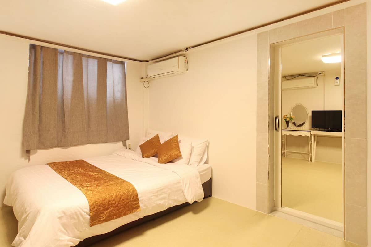 Apartamento em Condomínio Fechado, 2 quartos, banheira de hidromassagem grande (Yegrina) | 1 quarto, com decoração personalizada, cortinas/cortinados opacos