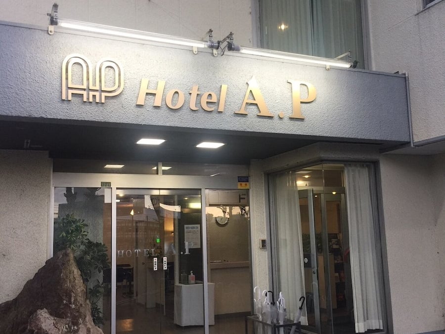 Fachada da propriedade à noite