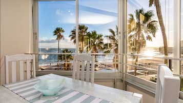 Executive Holiday Apartment (2) | Sala de estar | Televisor