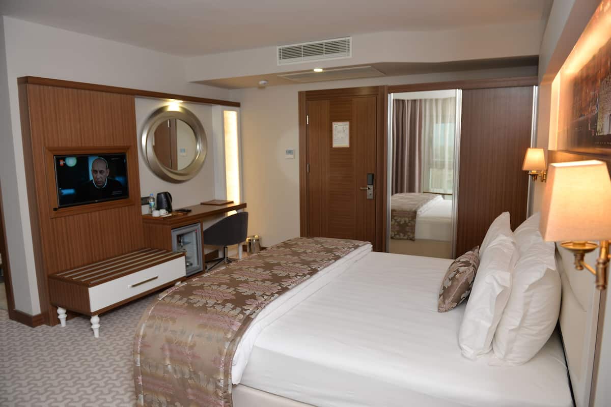 1 quarto, frigobar, cofres nos quartos, escrivaninha