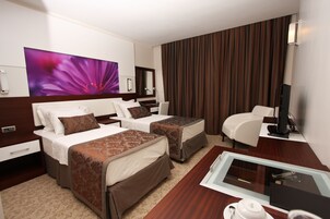 Quarto família | Frigobar, cofres nos quartos, espaço de trabalho para notebook