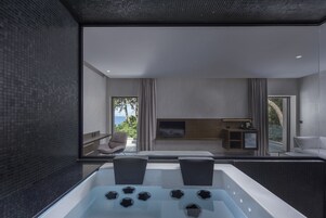 Quarto | Casa de banho | Um polibã, um chuveiro fixo, artigos de higiene pessoal grátis 