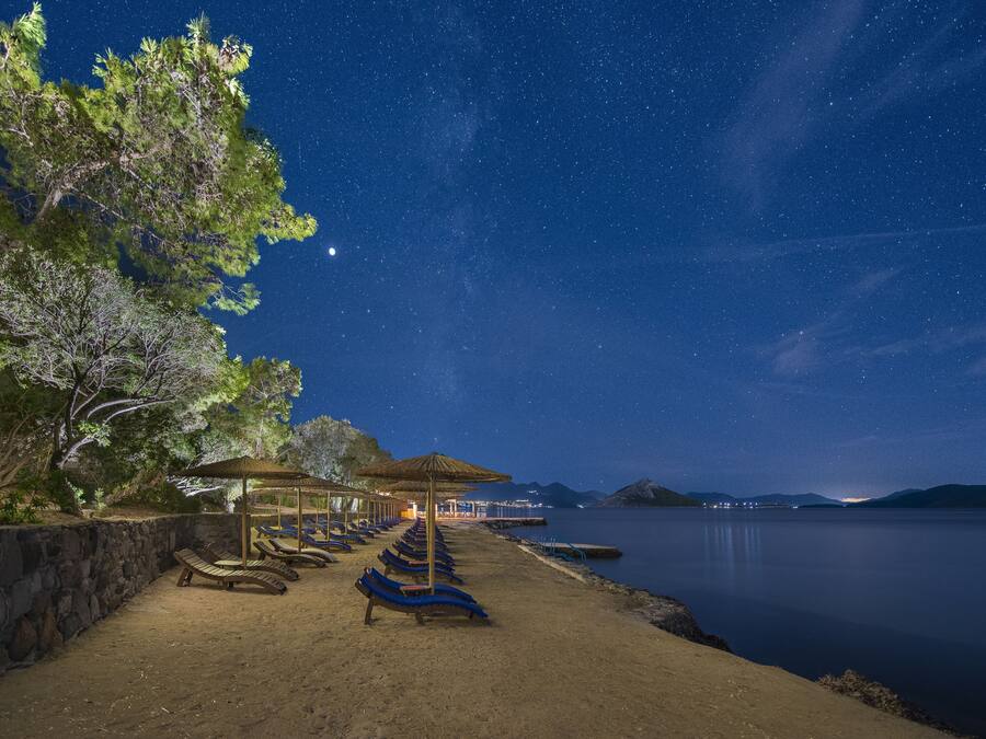 Praia particular, espreguiçadeiras, guarda-sóis, toalhas de praia