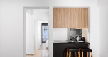 Apartamento, 1 quarto, Vista para a cidade (102) | Sala de estar | TV de ecrã plano 