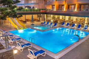 Piscina exterior, guarda-sóis, espreguiçadeiras