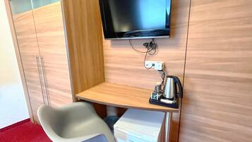 Um pequeno espaço de trabalho com uma mesa, cadeira e máquina de café.