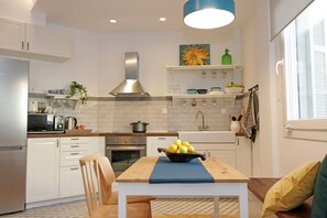 Apartamento Superior, Vista para a cidade | Cozinha privada | Um frigorífico/congelador grande, um micro-ondas, um forno 