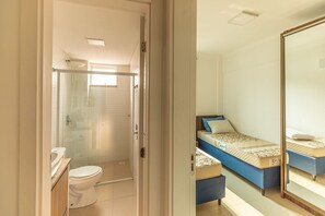 Apartamento conforto, 2 quartos (106B) | Banheiro | Chuveiro, toalhas de banho