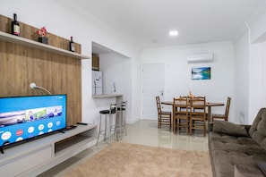 Apartamento básico | Área de estar | Smart TV 32 polegadas com canais digitais, TV, Netflix