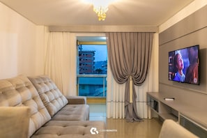 Apartamento superluxo | Área de estar | Smart TV 32 polegadas com canais digitais, TV, Netflix