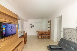 Apartamento conforto, 2 quartos (305E) | Área de estar | Smart TV 32 polegadas com canais digitais, TV, Netflix