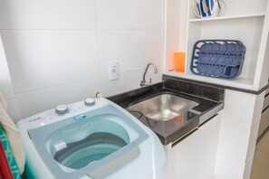 Apartamento básico | Cozinha privada | Refrigerador em uma área comum, micro-ondas em uma área comum, cooktop