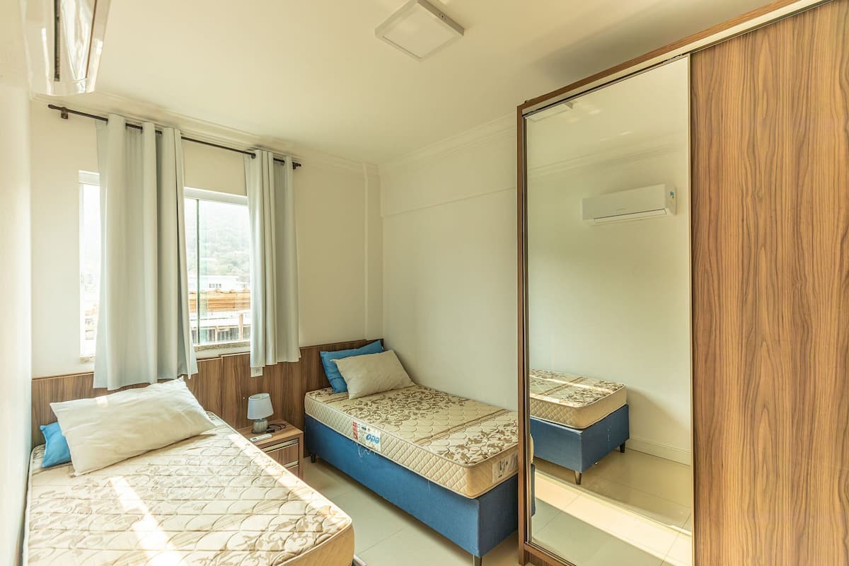 Apartamento conforto, 2 quartos (106B) | 2 quartos, espaço de trabalho para notebook
