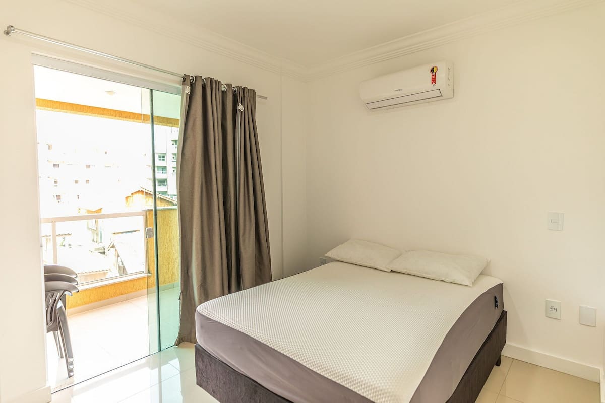 Apartamento conforto (202B) | 2 quartos, espaço de trabalho para notebook
