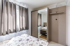 Apartamento conforto, 2 quartos (305E) | Espaço de trabalho para notebook, ferros/tábuas de passar roupa