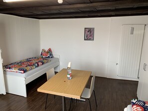 Quarto Twin, casa de banho partilhada (2 people) | Cofre no quarto, secretária, cortinas/cortinados opacos 