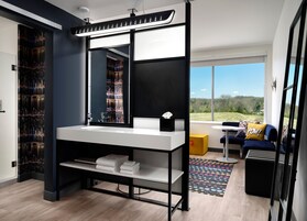 Roupa de alta qualidade, camas de colchão pillowtop, cofre no quarto 