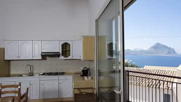 Villa, 5 quartos | Cozinha privada | Um frigorífico/congelador grande, um micro-ondas, um forno