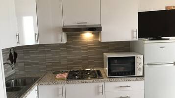 Apartamento, 1 quarto | Cozinha privada | Geladeira grande, micro-ondas, cooktop, cafeteira/chaleira