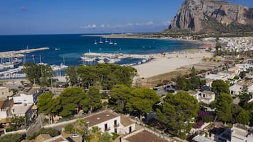 Na praia, praia de areia branca, bares na praia