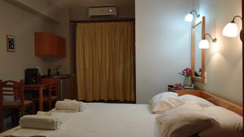 Cofre no quarto, cortinas/cortinados opacos, Wi-fi grátis