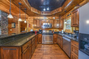 Cabana de Madeira Signature | Cozinha privada | Um frigorífico/congelador grande, um micro-ondas, um forno 