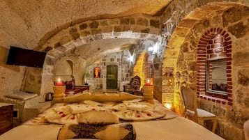 Suíte luxo, para não fumantes, banheira de hidromassagem | 1 quarto, roupas de cama premium