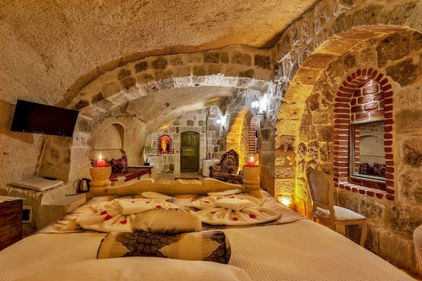 Suíte luxo, para não fumantes, banheira de hidromassagem | 1 quarto, roupas de cama premium