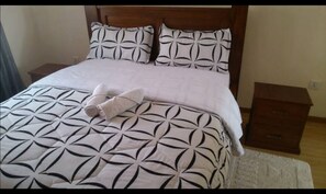 Quarto casal | Escrivaninha, ferros/tábuas de passar roupa, Wi-Fi de cortesia