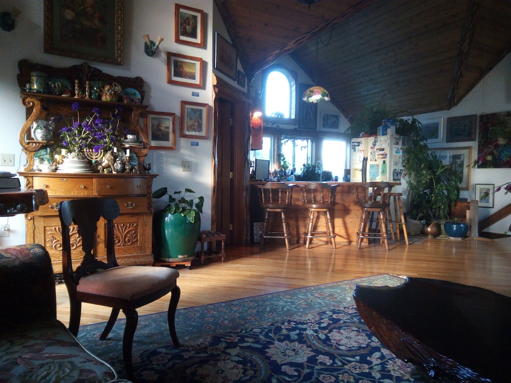 Cozy Hunter Themed Room With Hot Breakfast - Alaska